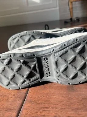 CHANEL | Shoes | Chanel White Black Cc Logo Low Top Sneakers Trainers ...